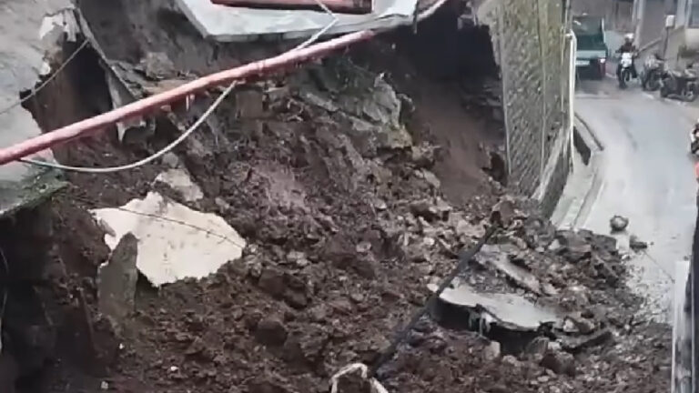 Plengsengan Ambrol Akses Jalan Kembang Turi, Malang Terputus! - Malang ...