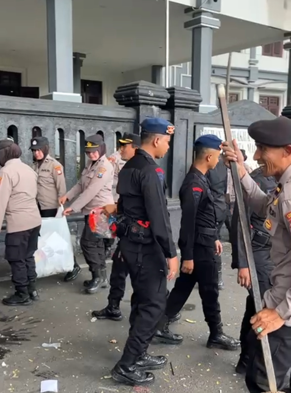 Polisi dan TNi Gotong Royong Bersihkan Sampah Pasca Demo Buruh di Depan Gedung DPRD Kota Malang ...
